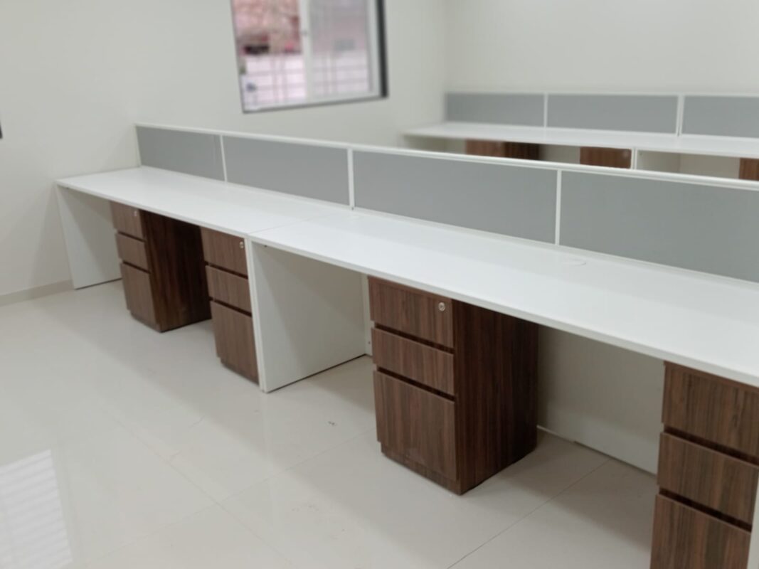 Modern office workstation with sleek - Moko Modular: Office Furniture ...